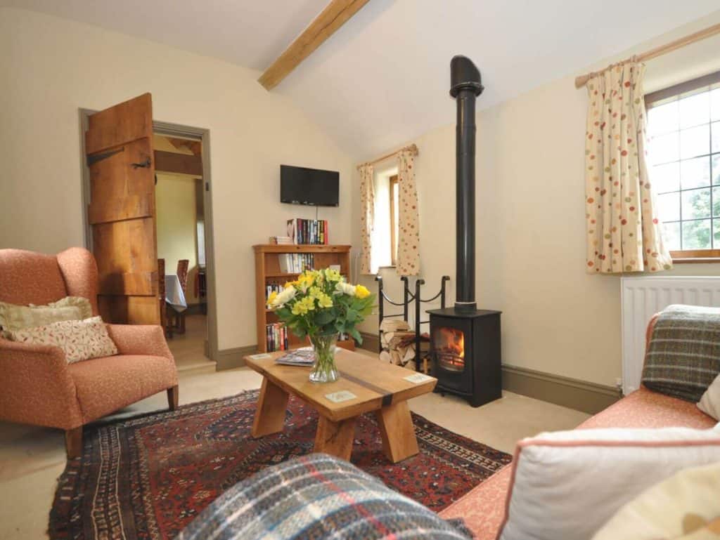 18 Holiday Homes With Alpacas (2022 & 2023)